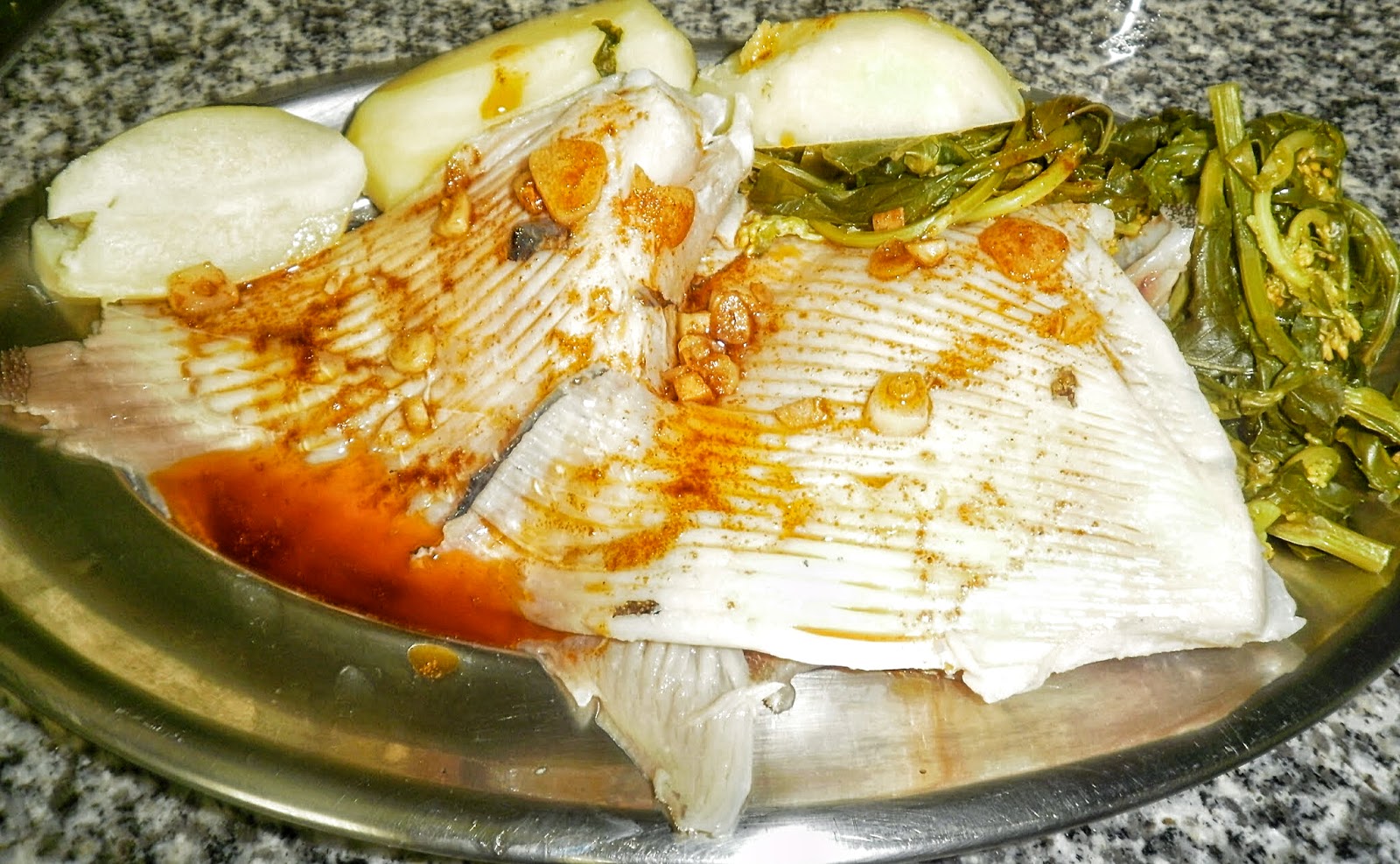 Raia cozida com molho de colorau - Baú da Conceição