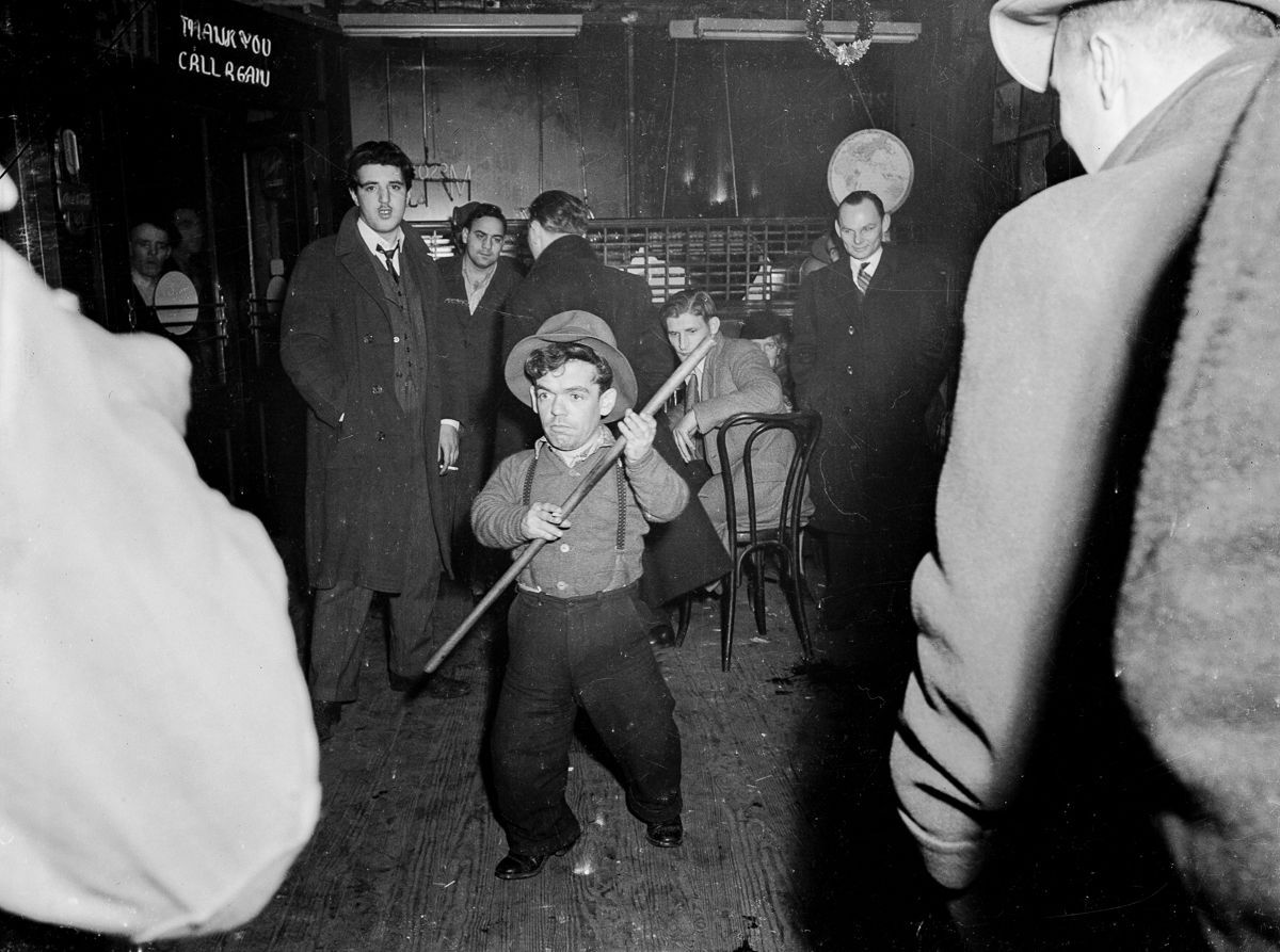 25 Amazing Vintage Photographs Document Everyday Life at the "Alcoholic ...