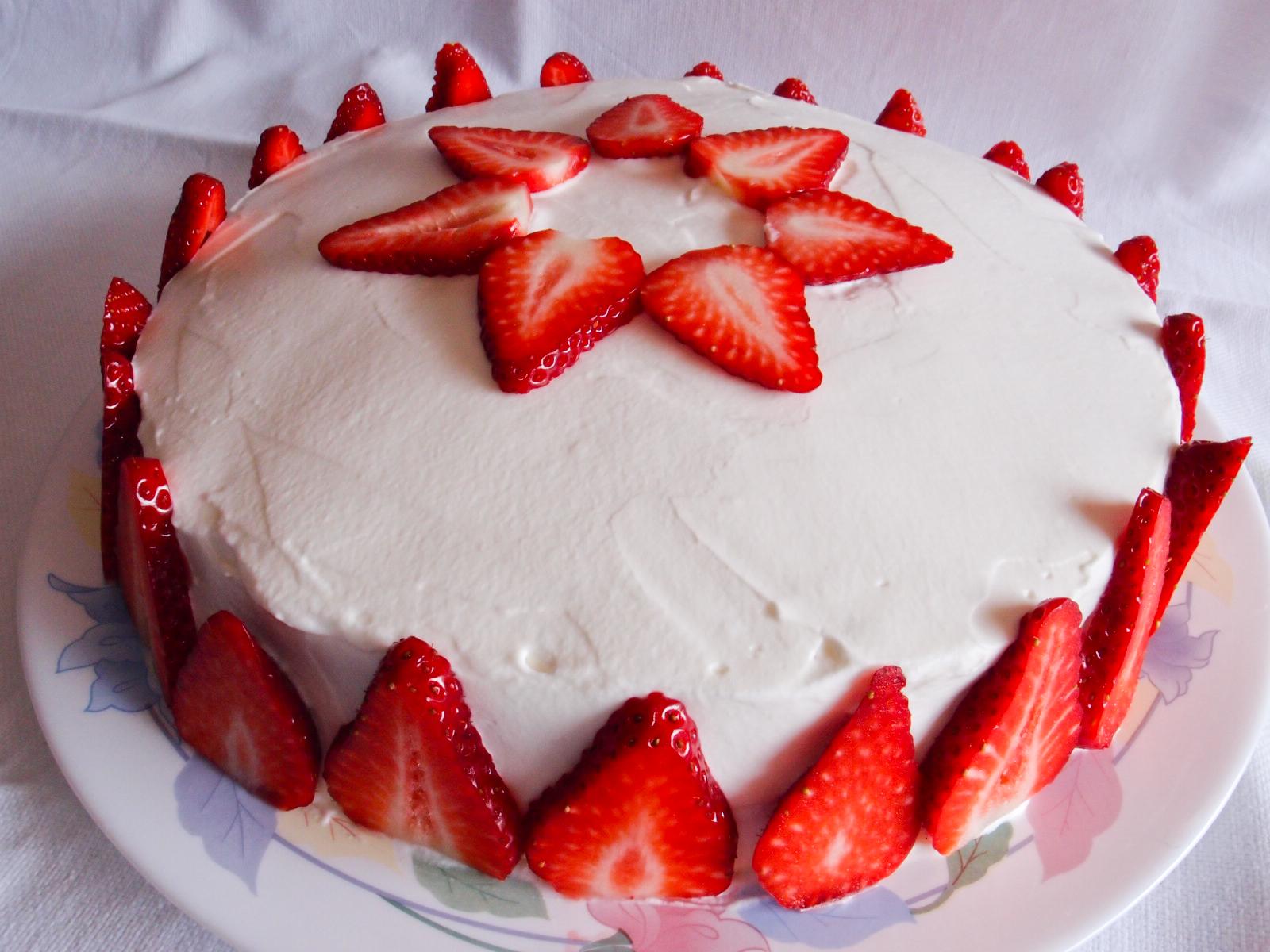 La alacena de las Miguelitas: TARTA DE FRESAS CON CHANTILLY