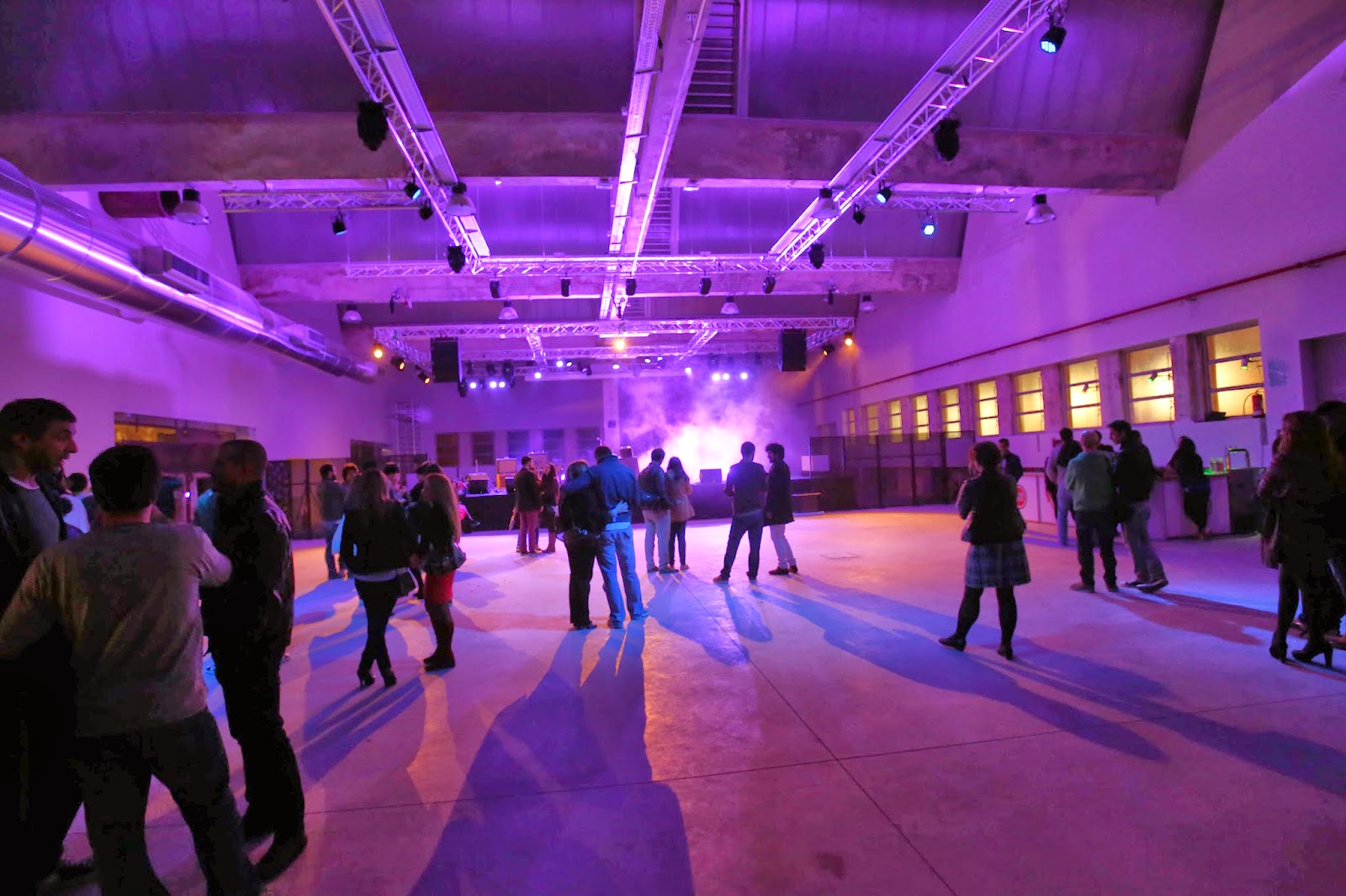 Oliva Creative Factory: Na Oliva Creative Factory até amanhecer.