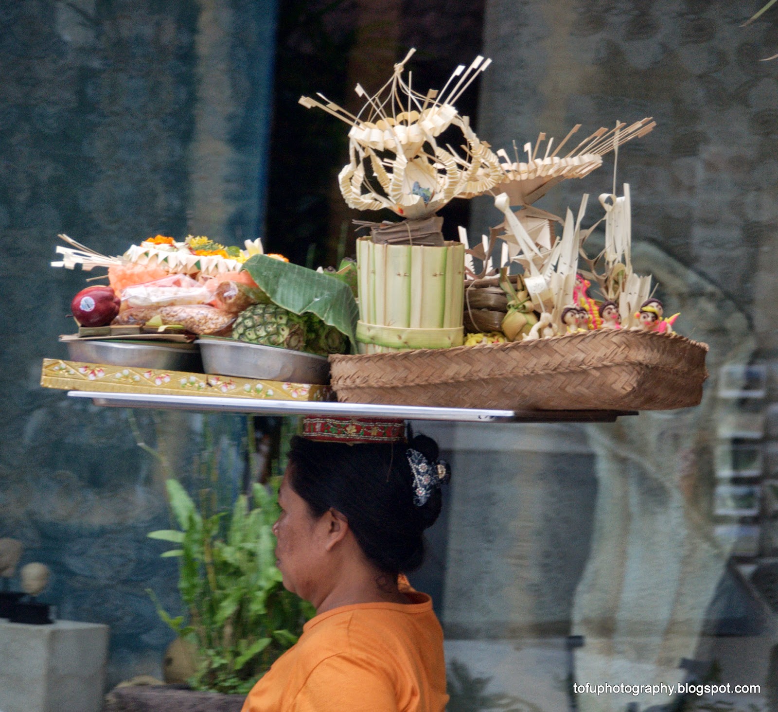 Tofu Photography: Carrying spirit offerings