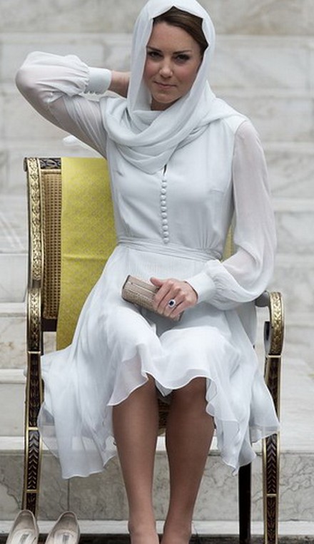 Visit The Mosque, Kate Middleton Wear Veil