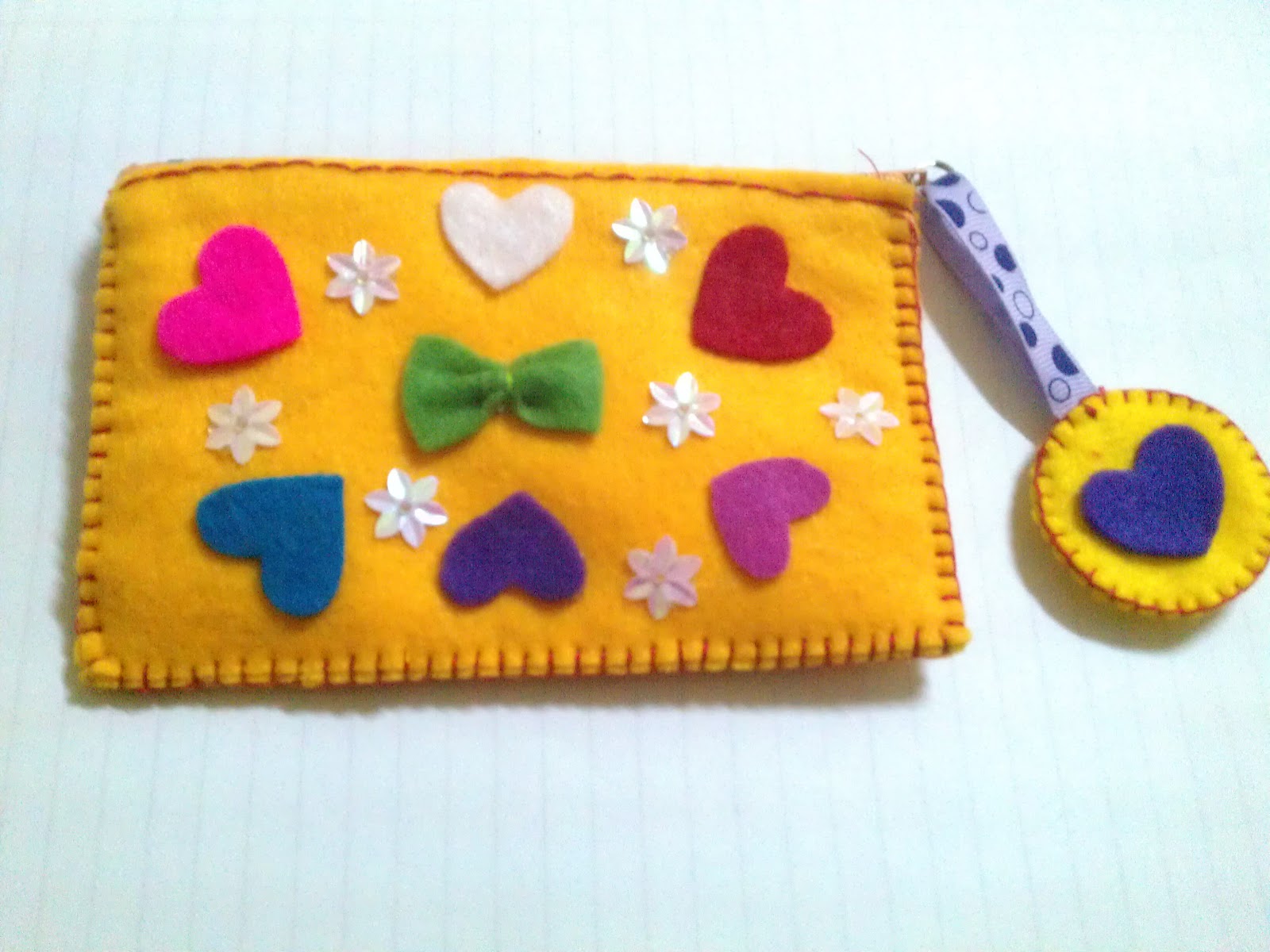 SCARLETT'S PETALS: Gambar beg duit felt baru je siap.