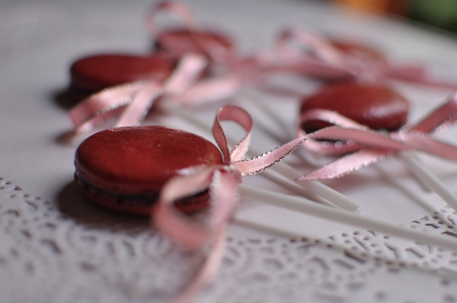 The Kitchen Guardian: Pink Chocolate Macaron Pops!