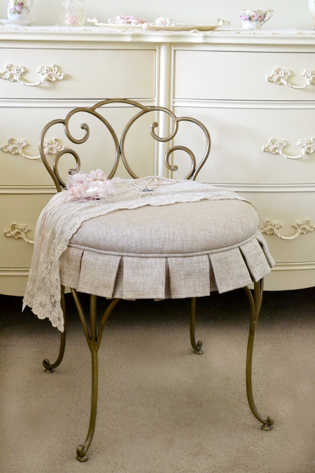 Jennelise: A Pretty Chair