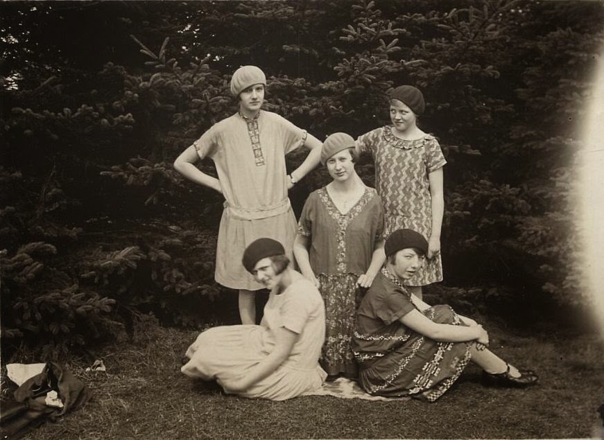 30 Vintage Photographs Captured Street Scenes of Berlin in the 1920s ...