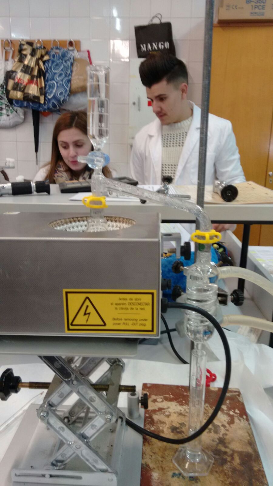 Control Alimentario Actual: Práctica de Acidez Volátil del Vino