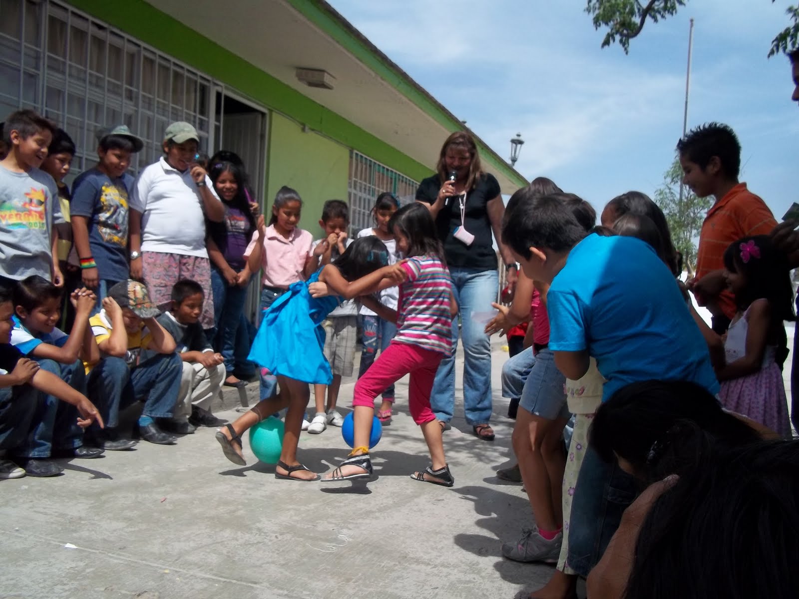 SILVESTRE REVUELTAS: El juego de los gallitos.