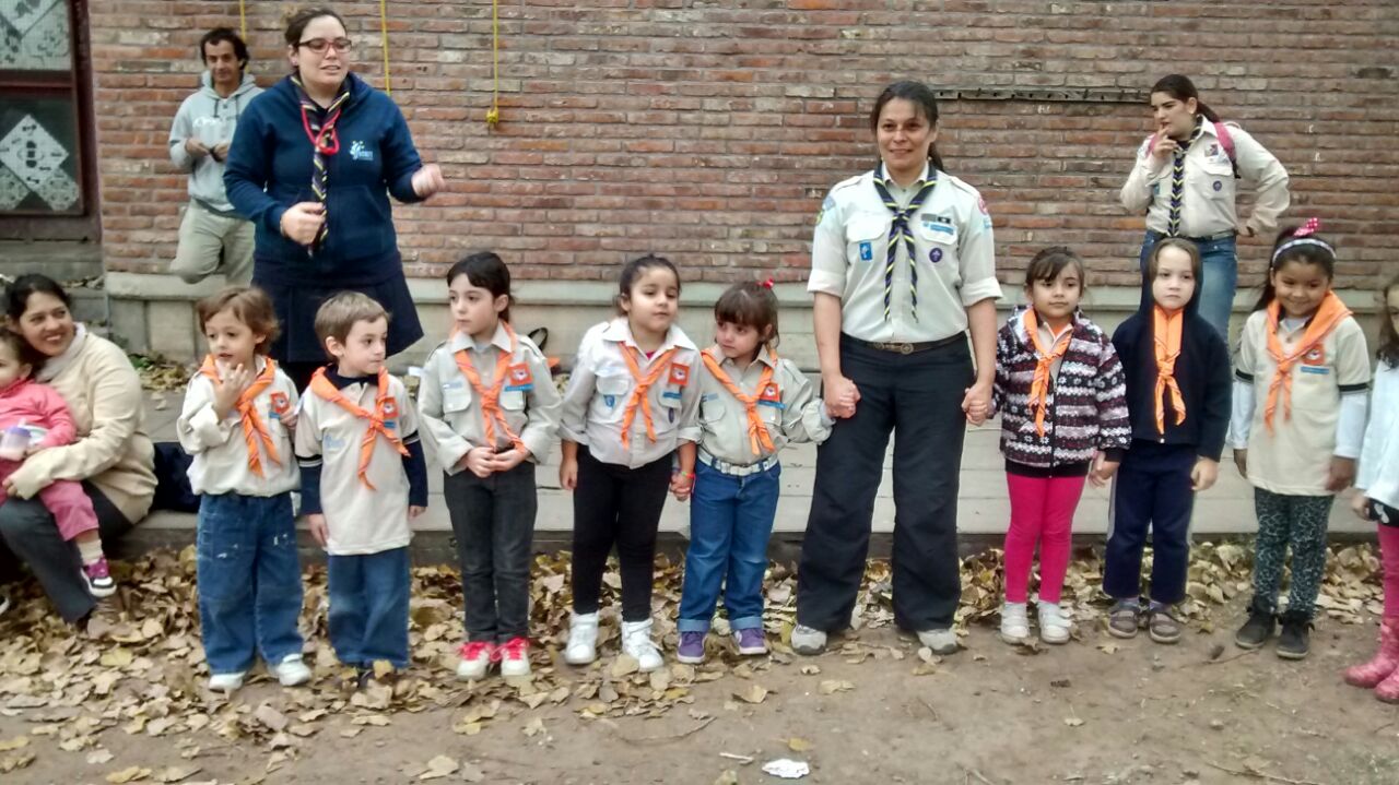 Grupo Scout 792 Padre Tissera: CASTORES: UNIFORMES