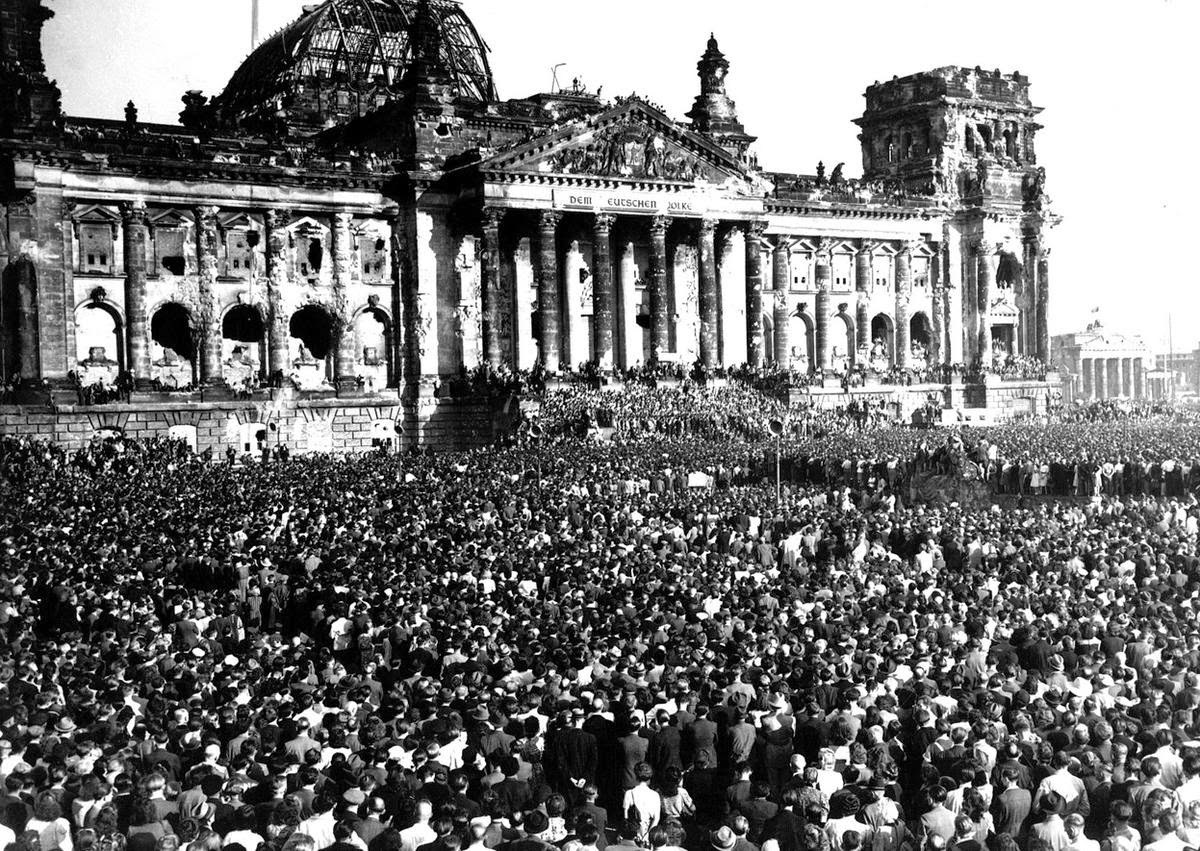 End of the War: 40 Amazing Black and White Photos of the Aftermath of ...