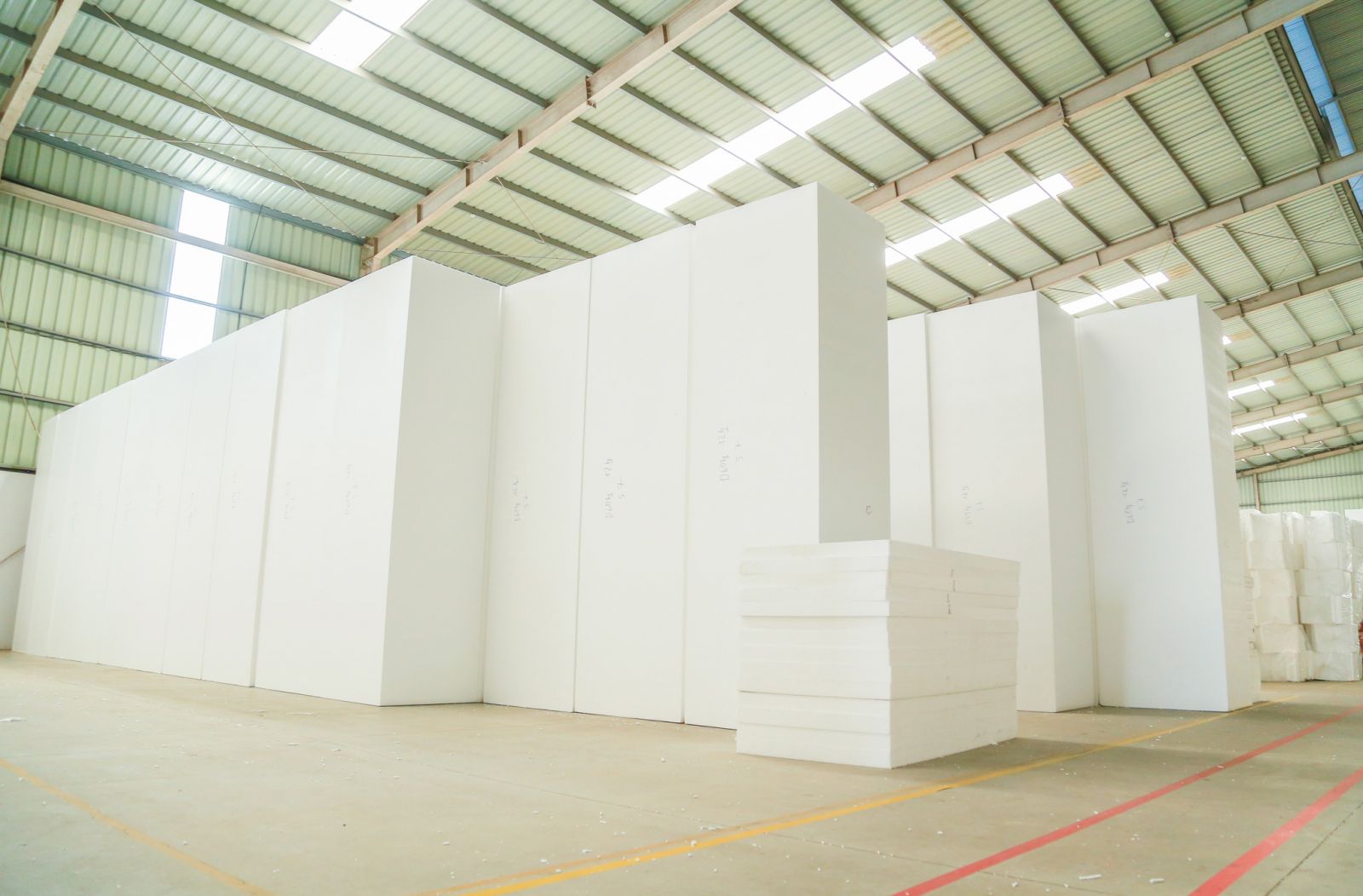 Foam EPS là gì? Foam chống nóng, foam cứng tôn nền Matec Panel