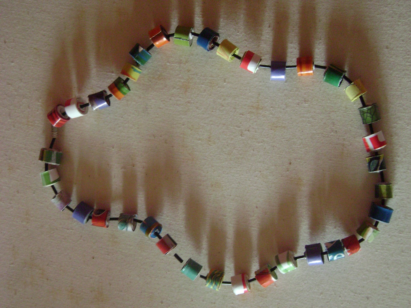 Luce el Reciclaje: Collares de papel reciclado