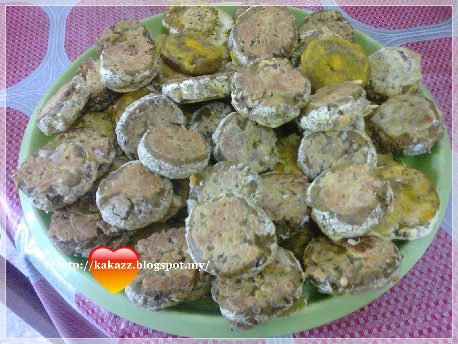 cik azz: Pertama kali buat kuih kasturi/kuih kacang frozen.