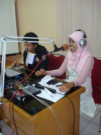 Blue's~Chic~: Kiat Menjadi Penyiar Radio Profesional