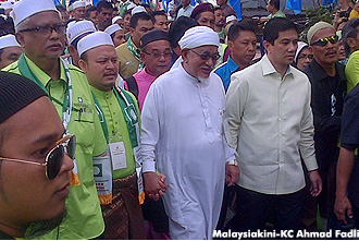 AKAR UMBI: Pilihan Terakhir - Gabungan Hadi Awang & Azmin Ali Gempur ...