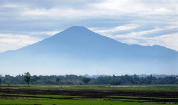Cerita Mistis dan Mitos Gunung Ciremai ~ Gudang Makalah