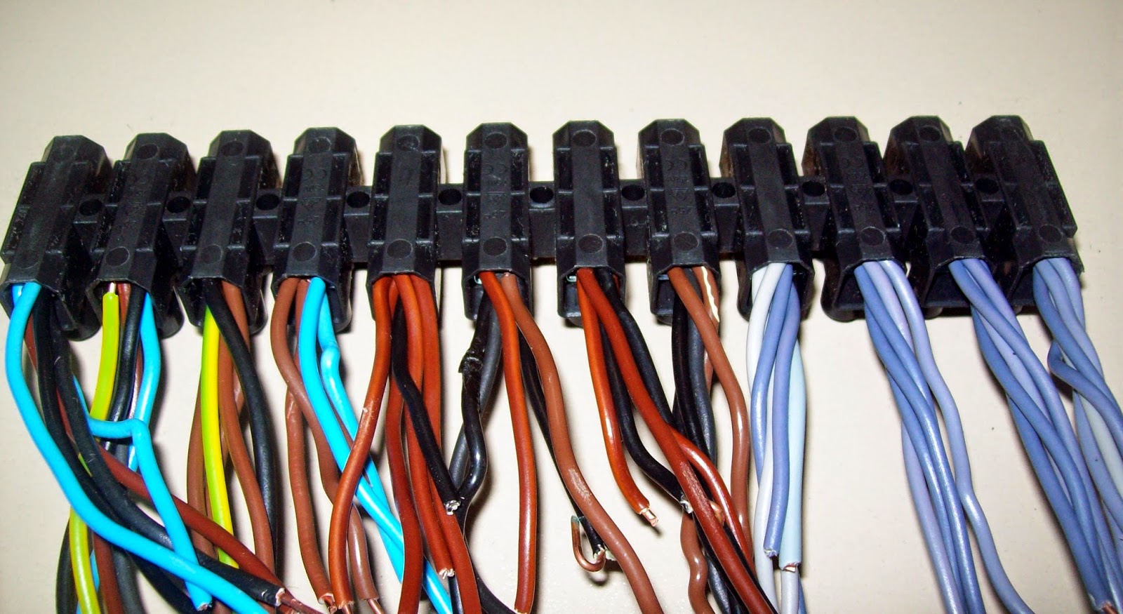 FORMACIÓN PROFESIONAL BÁSICA. Electricidad-Electrónica: TIRA DE ...