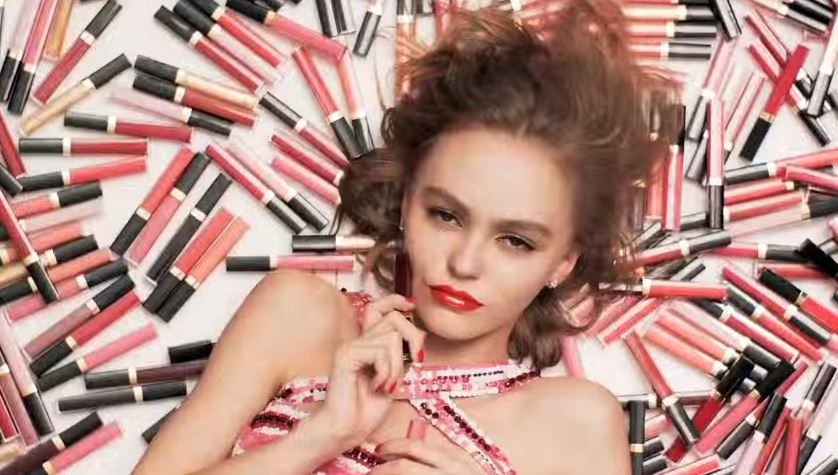 Modella Chanel pubblicità Rouge Coco Gloss con Foto - Testimonial Spot ...