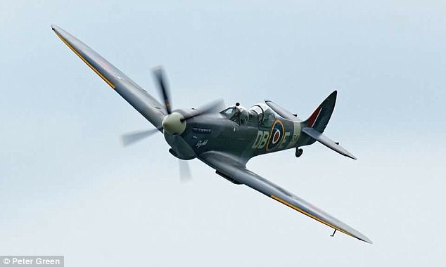 Historia y tecnología militar: Primer vuelo del Spitfire NH341 en más ...