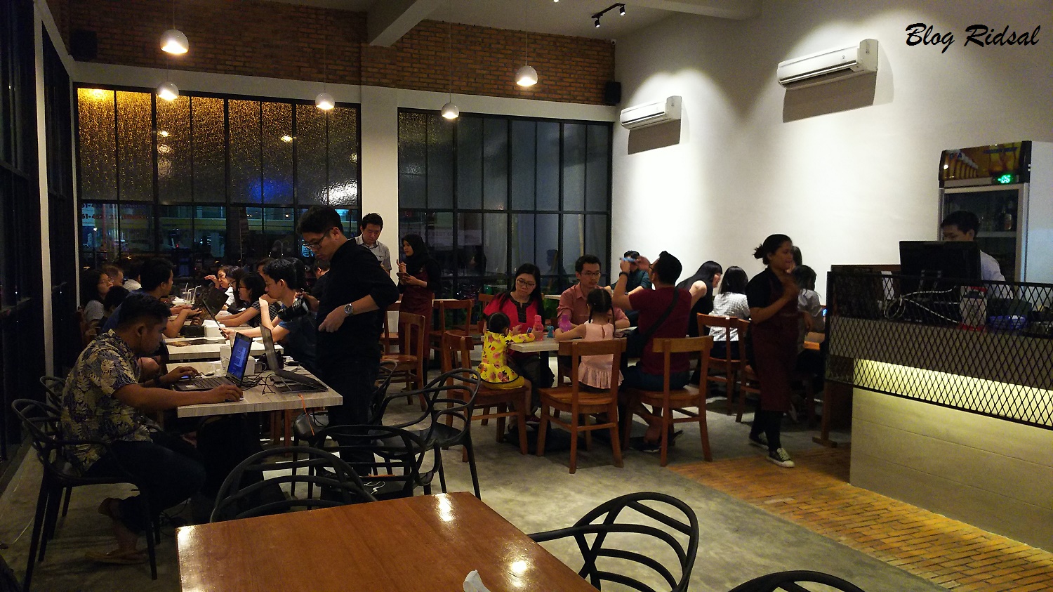 D'Raja Coffee Gatot Subroto kota Medan: Cabang Baru dengan Suasana ...