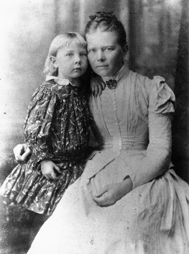 Victorian Motherhood: Lovely Vintage Photos of Mothers Posing With ...