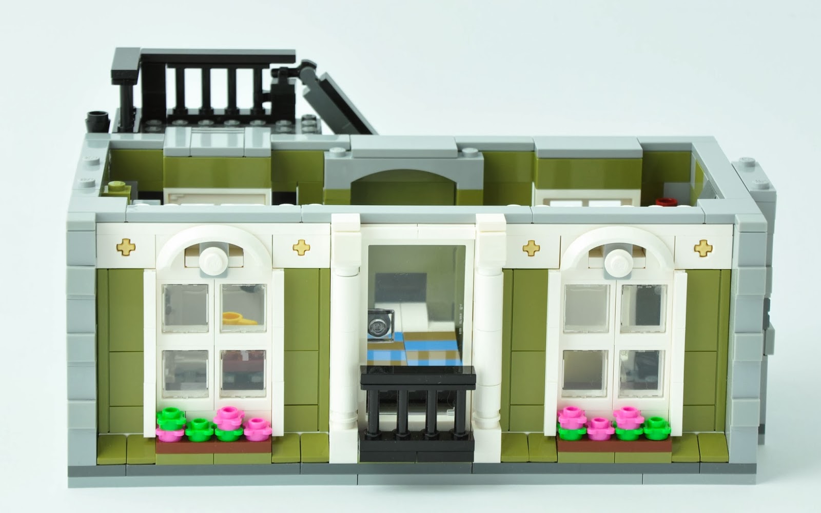 Oz Brick Nation: LEGO Creator 10243: Parisian Restaurant Review.
