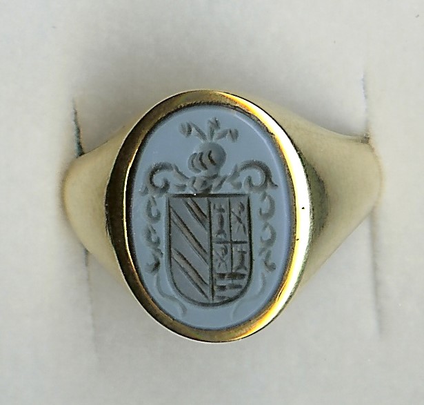 Todo de heráldica: Anillo de oro con escudo de los Sandoval grabado en ...