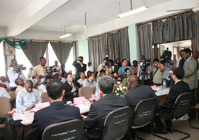 Bukoba Jamii: Serikali Ya China Yakabidhi Kompyuta Na Vitabu Kwa ...