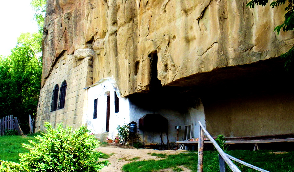 Romania Megalitica: Mănăstirea Corbii de Piatră. Comuna Corbi, sat ...