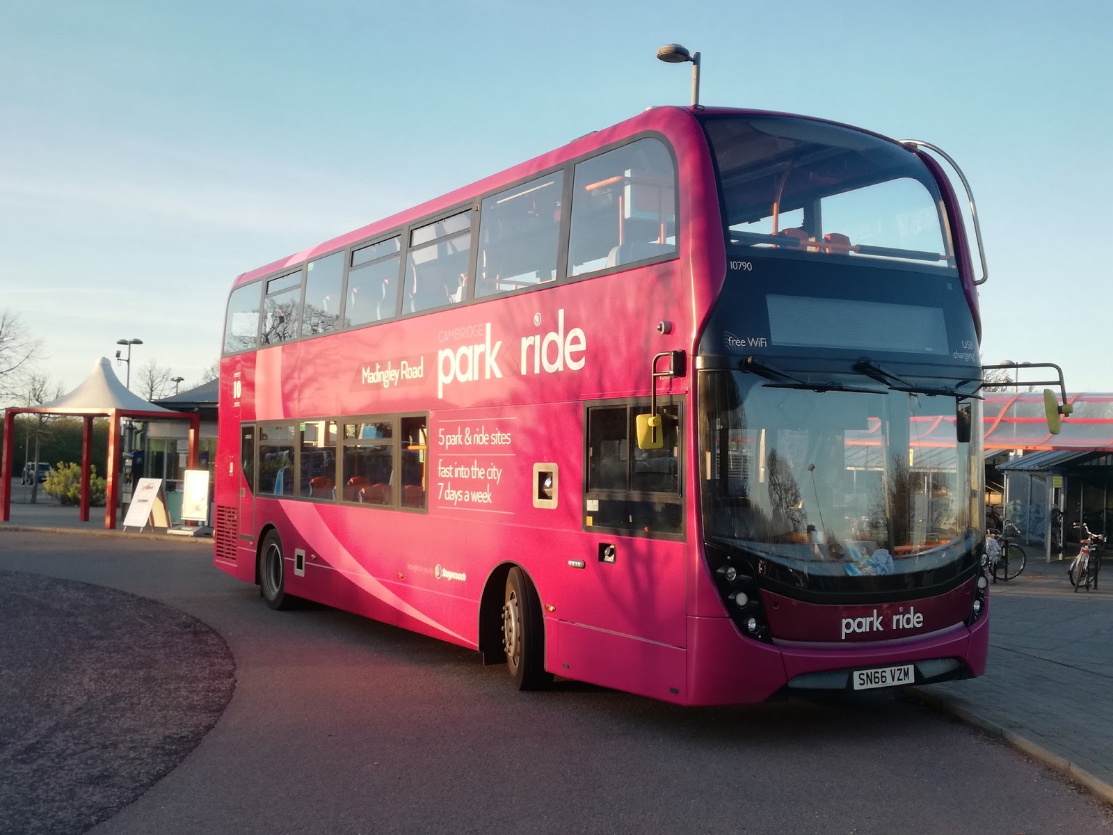 Steve's Bus & Train Page: Oooh What A Pretty Bus!