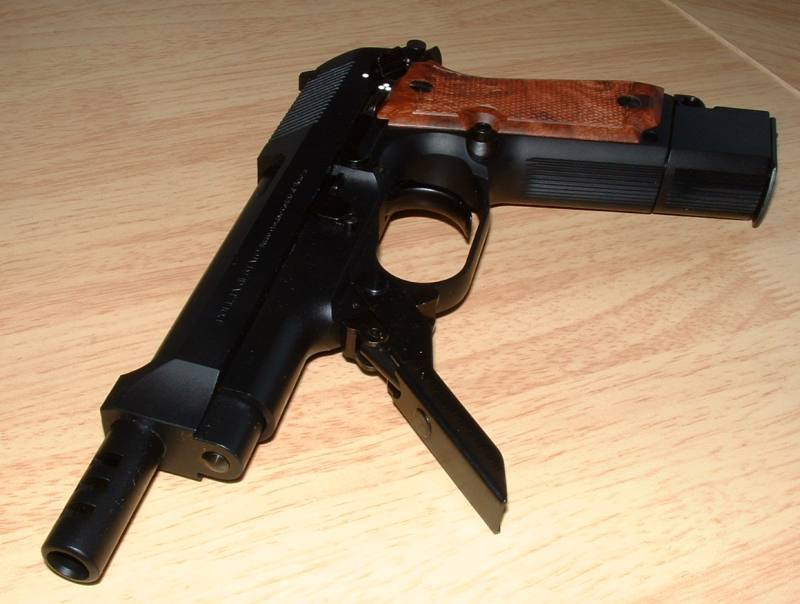 Guns & Weapons: Barreta 93R