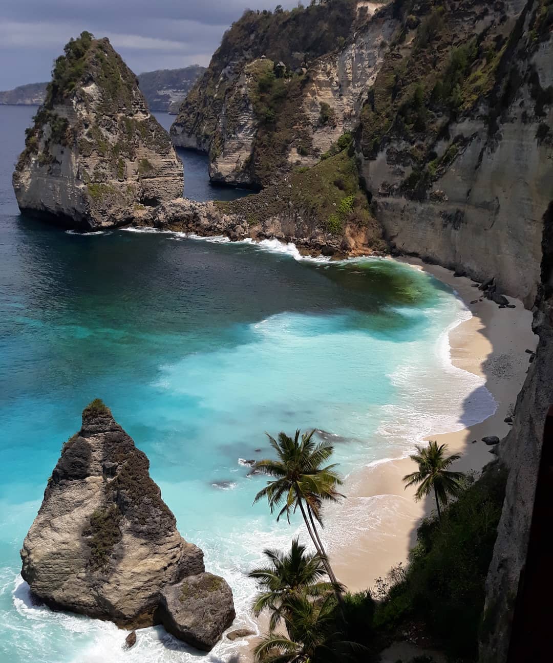 Panorama Spektakuler Pantai Atuh di Nusa Penida