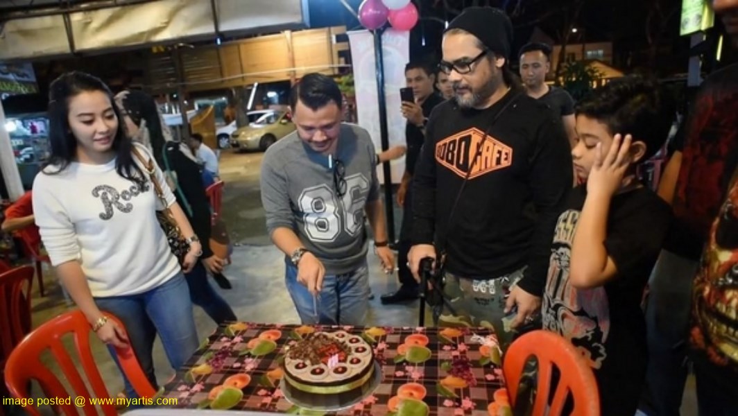 7 Foto Terbaru Awie Dan Keluarga Yang Buatkan Ramai Berbangga Dengan ...