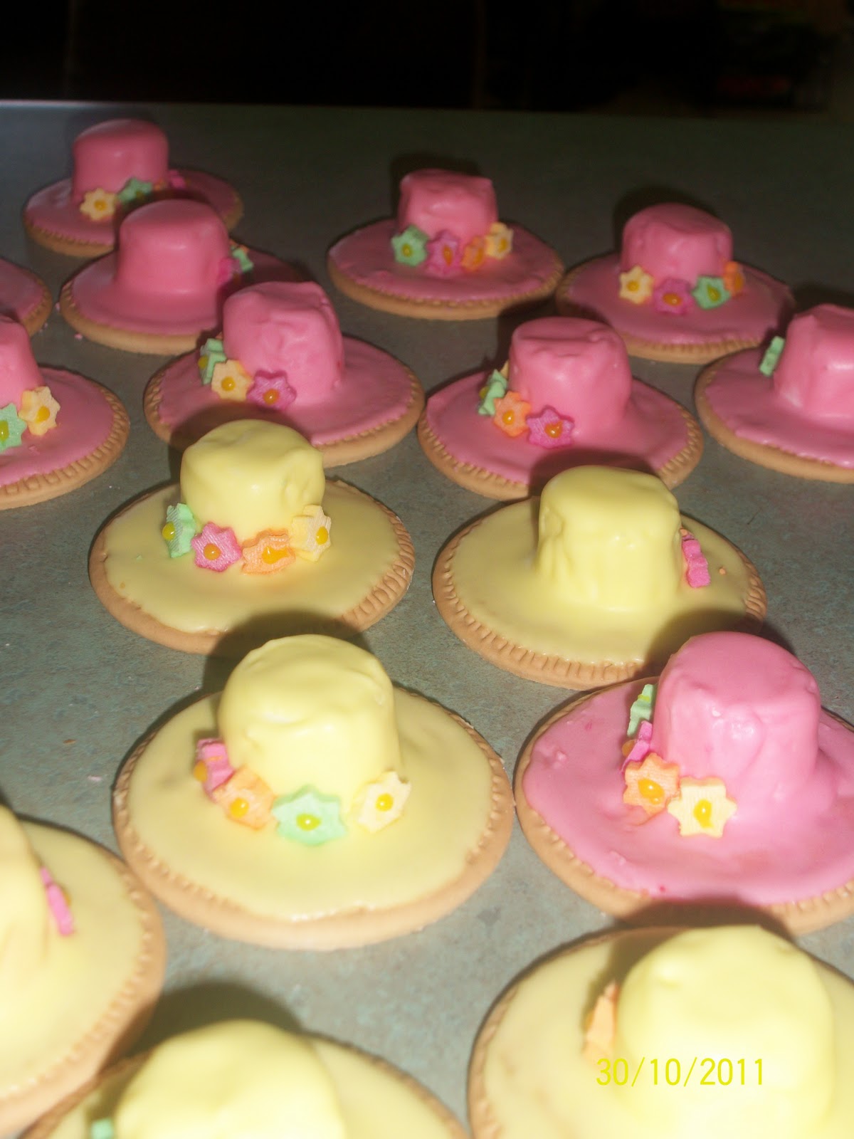 Marshmallow Mum: Ladies Racing Hat Biscuits