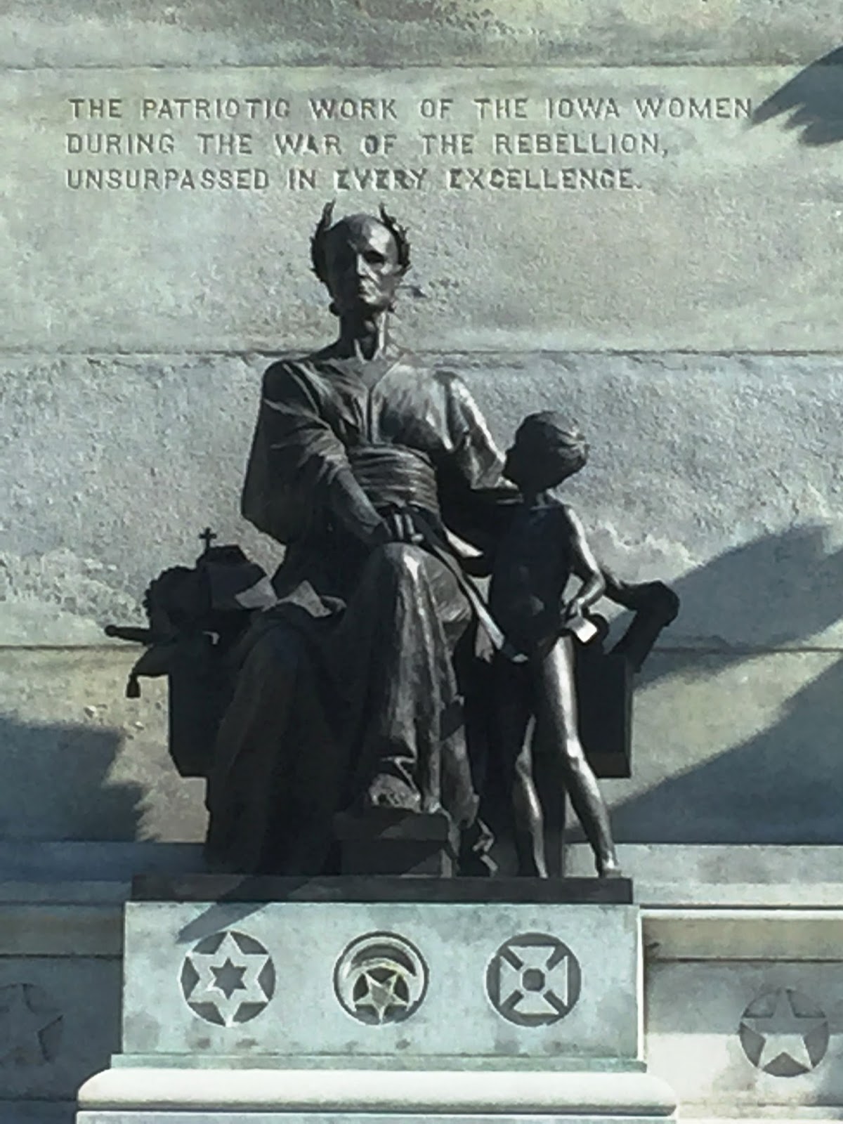 Souvenir Chronicles: DES MOINES, IOWA: STATE CAPITOL BUILDING GROUNDS