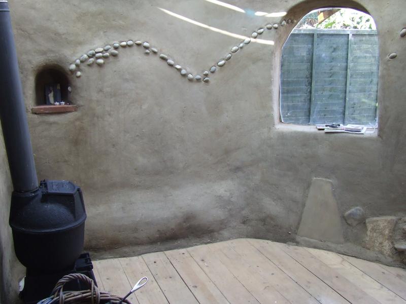 Casa de Cob - Bioconstrução - Construindo com Barro: Interior de uma ...