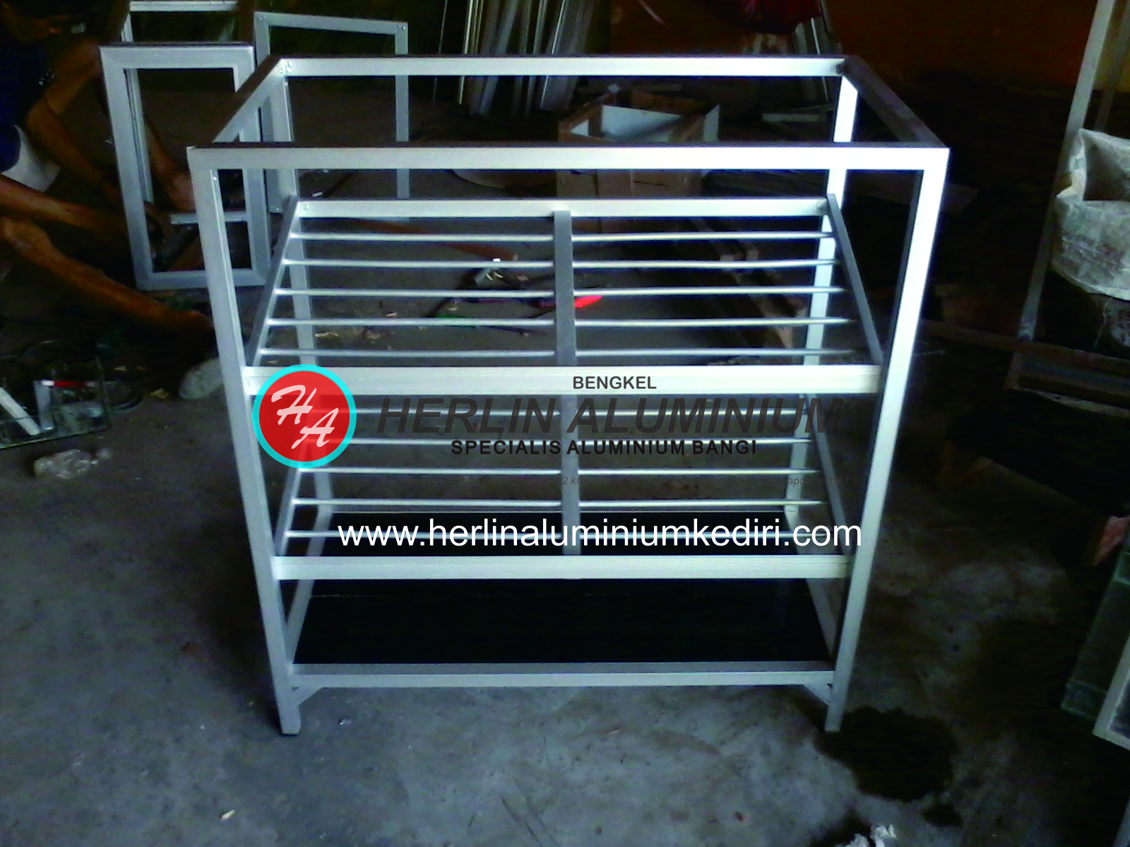 Rak Sepatu Lemari Sepatu Kaca Aluminium Showcase Sepatu Etalase Sepatu ...