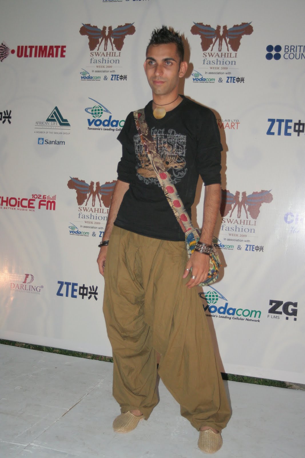 SOPHISTICATED EUPHORIA: ALLY REHMTULLAH ATISHA KATIKA UBUNIFU WA MAVAZI