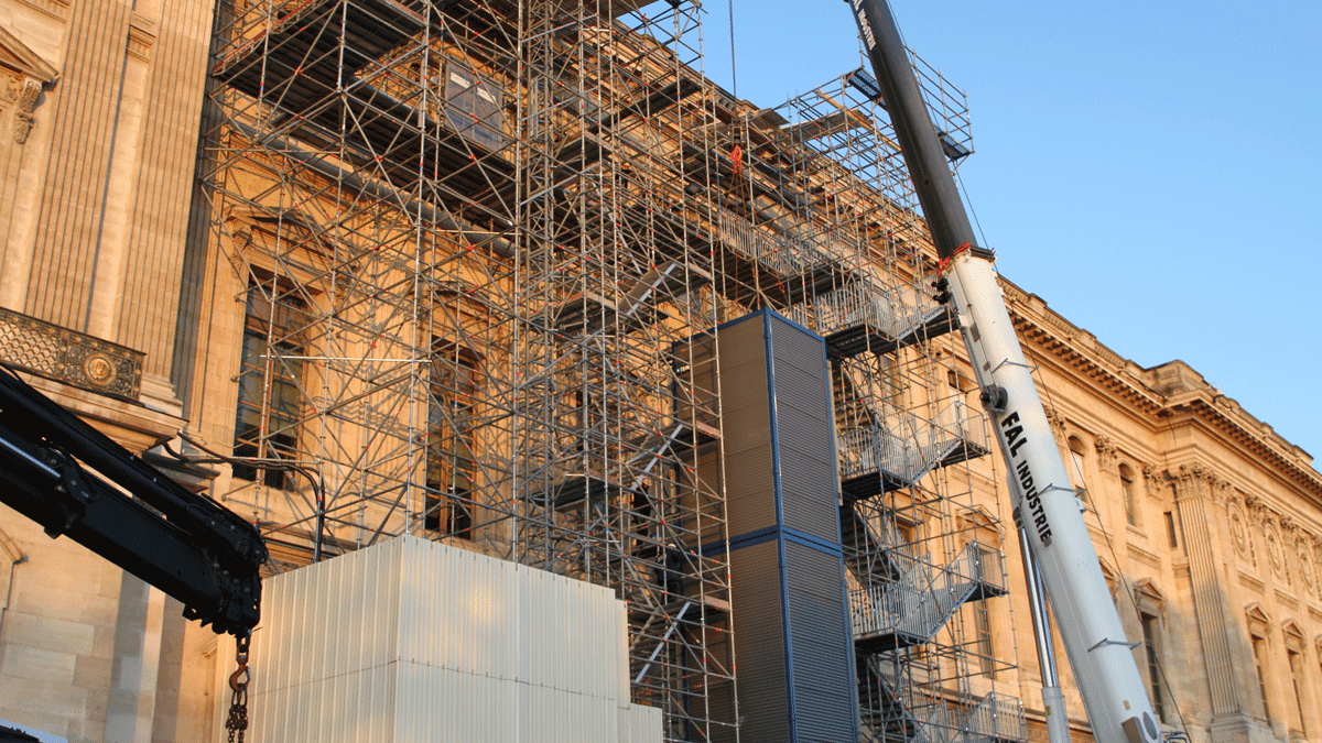 RECO plaatst tijdelijke personenlift voor het LOUVRE | Verhurend ...