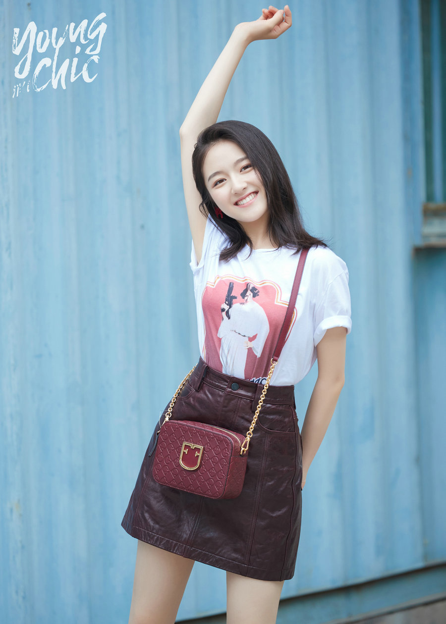 China Entertainment News: Landi Li poses for photo shoot