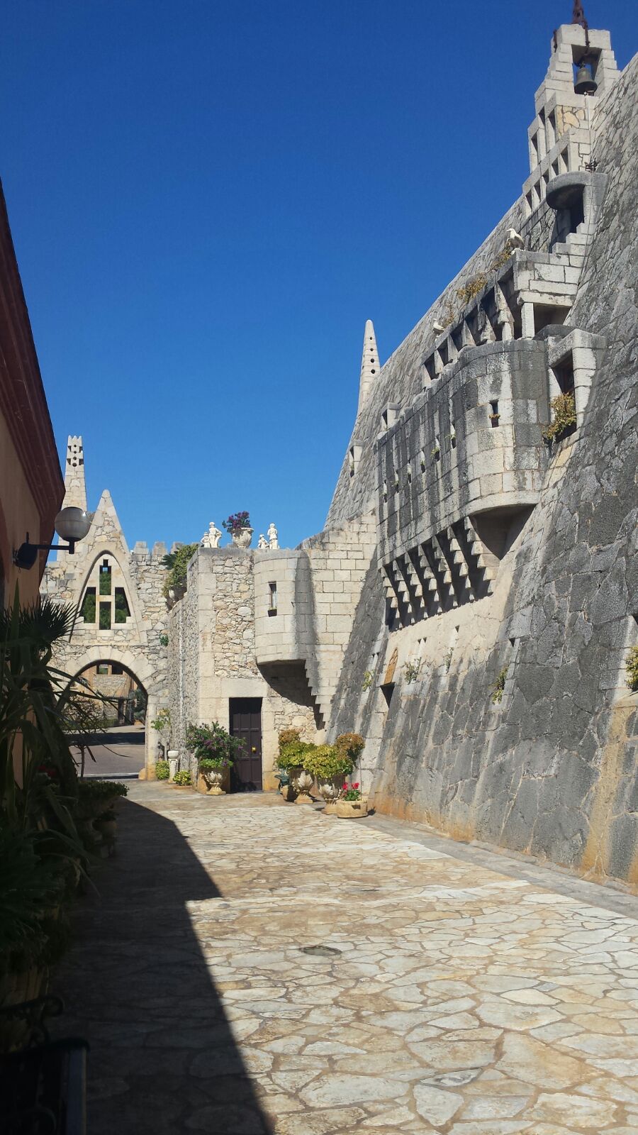 QUE VER CERCA DE BARCELONA, TURISMO EN BARCELONA: LAS BODEGAS GUELLL EN ...