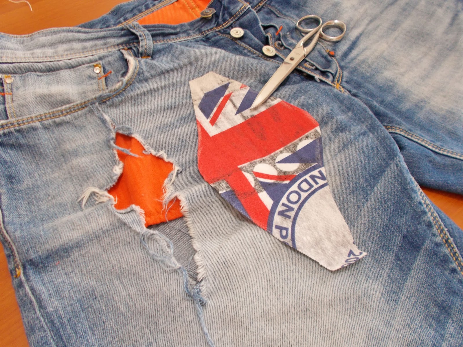 TUTORIAL: COME CREARE UNA TOPPA PER UN JEANS STRAPPATO