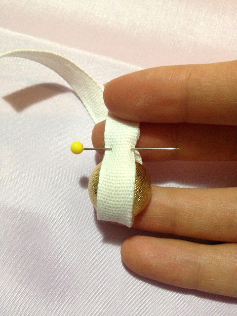 Sewing the 60s: Measuring a button for a buttonhole
