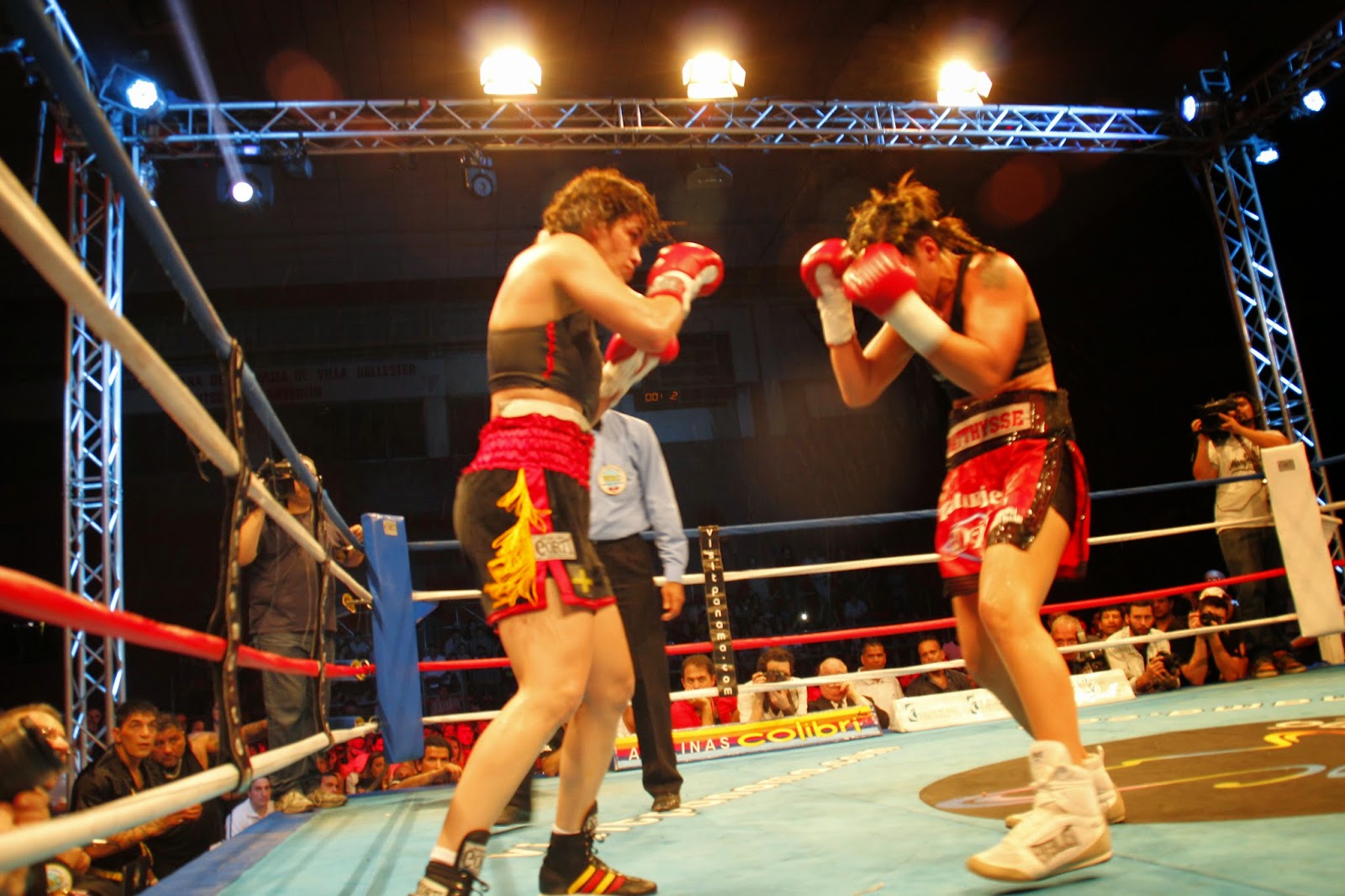 Boxeadoras Argentinas: "La Tigresa" Acuña rugió fuerte en Villa Ballester