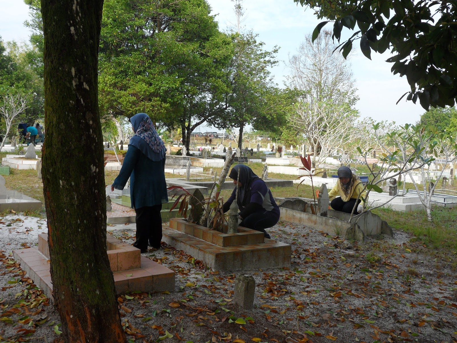 JAPSER TUTONG II: Membersihkan Tanah Perkuburan Orang Islam dan Tahlil ...