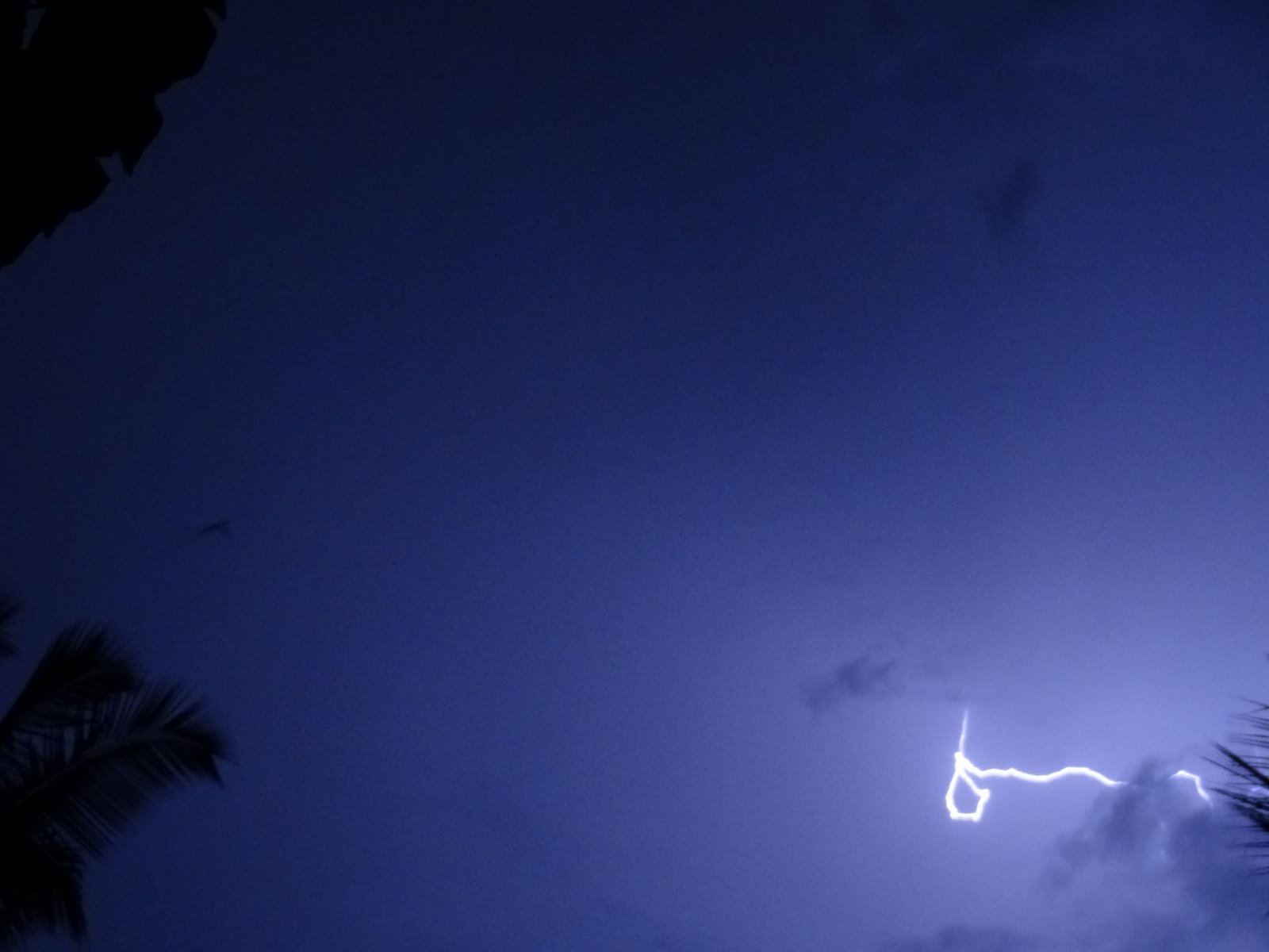 Beautiful Regard Through My Eyes: Whose lightning signature is this :-).