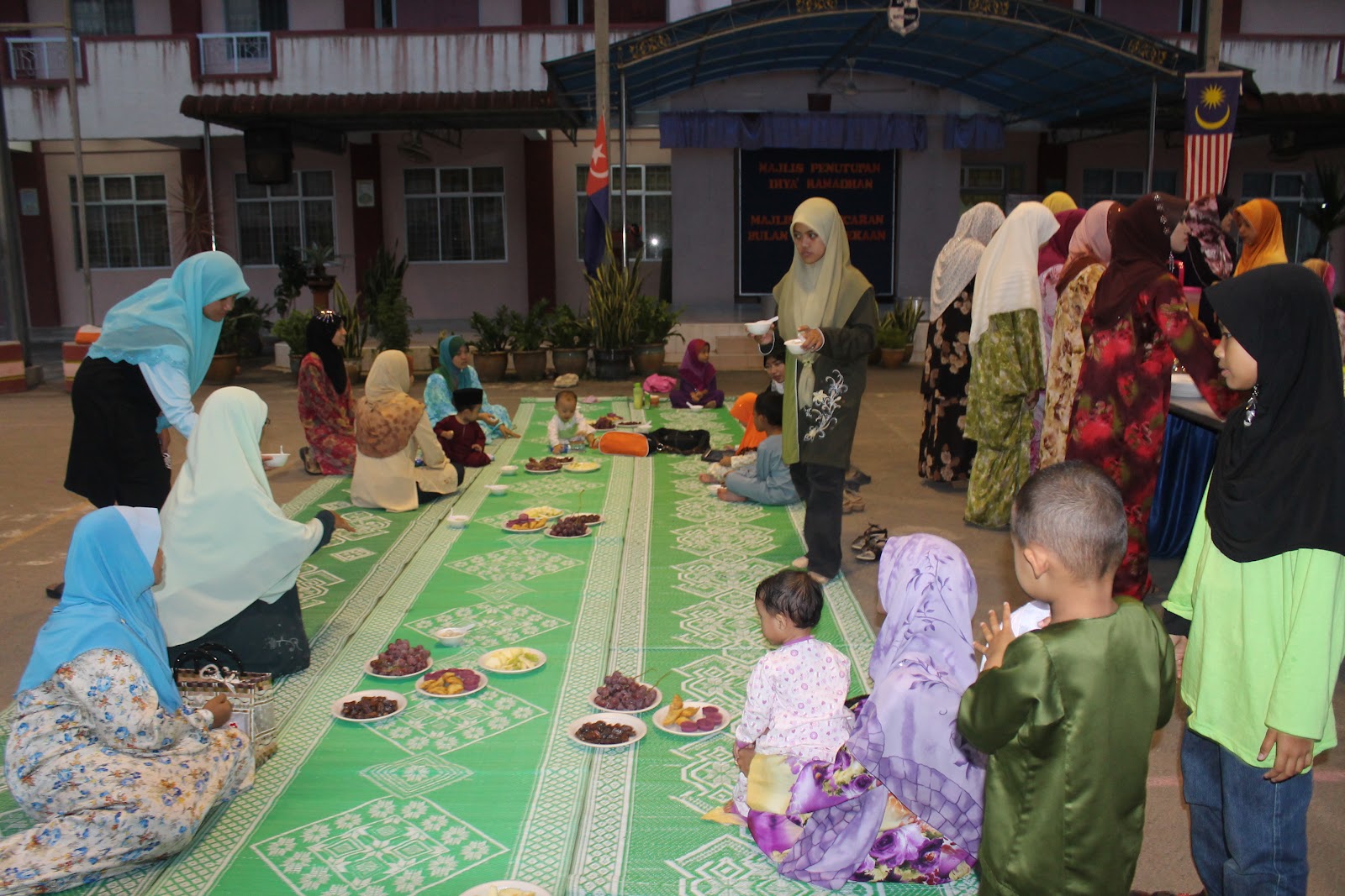 SMK TUNKU MAHMOOD ISKANDAR: Majlis Iftar Ramadan warga SMKTMI 2012