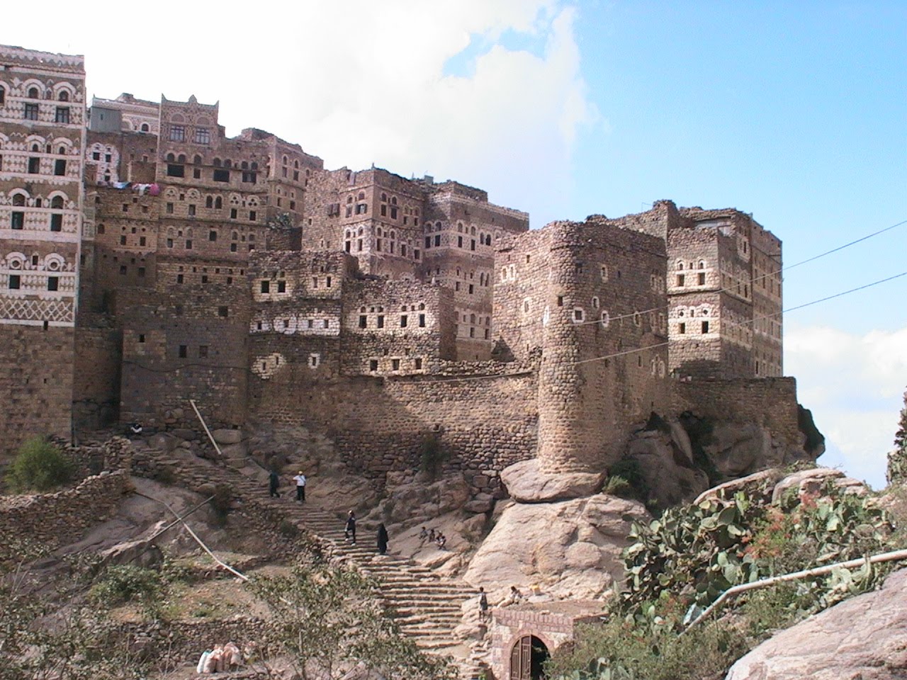 Phoebettmh Travel: (Yemen) - Al Hajarah - Walled city in the mist