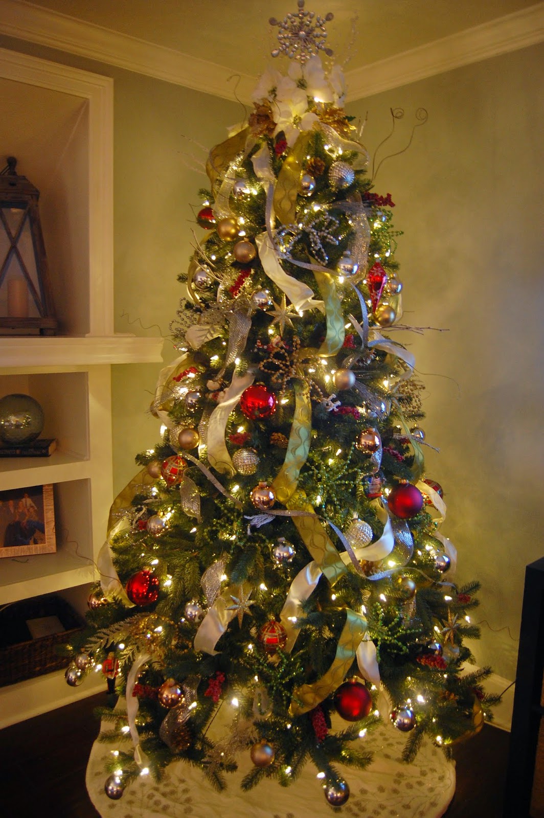Classic Style Home: Step-By-Step Tree Decorating