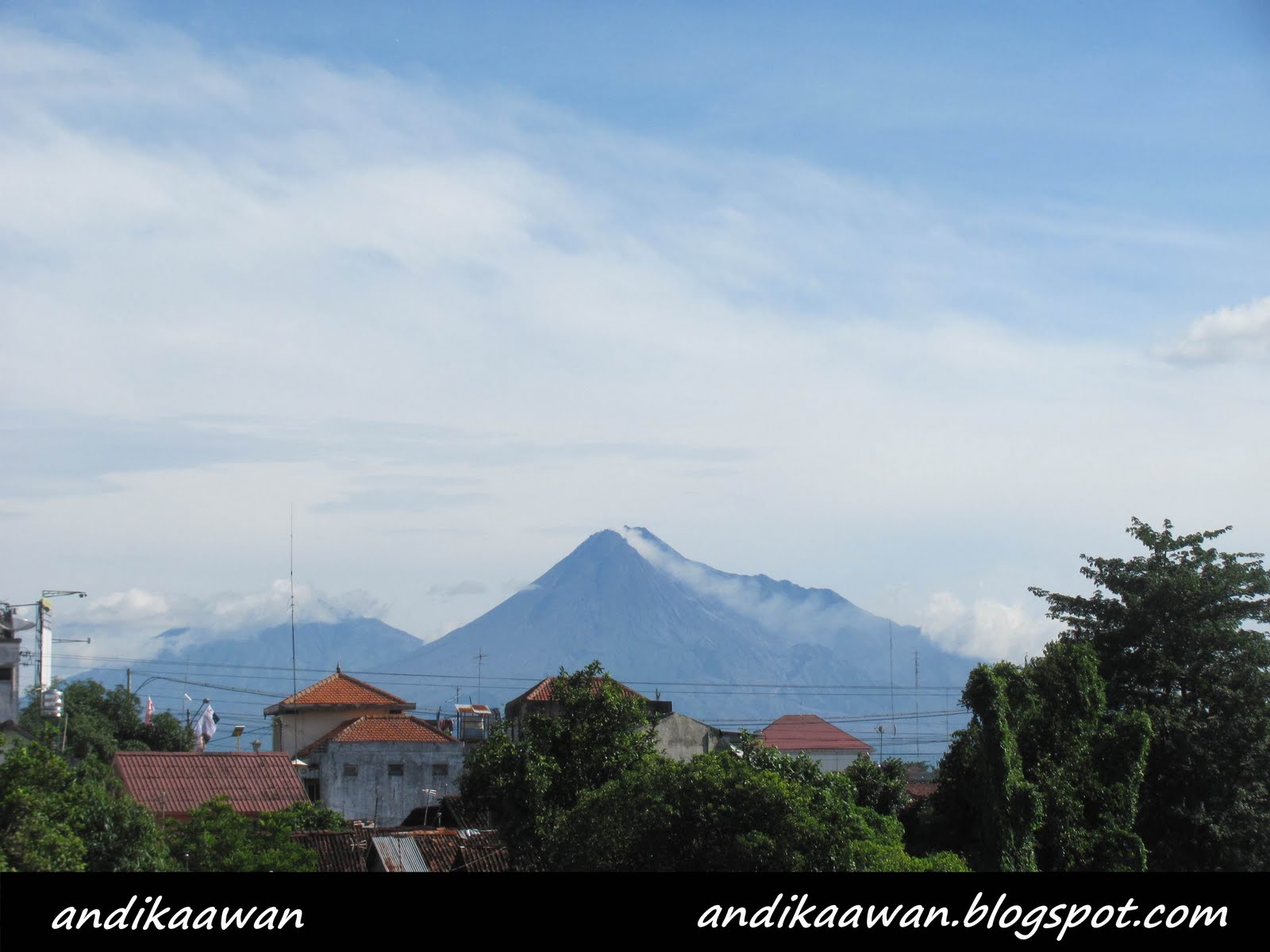 Penikmat Perjalanan: Indahnya Siluet Merapi